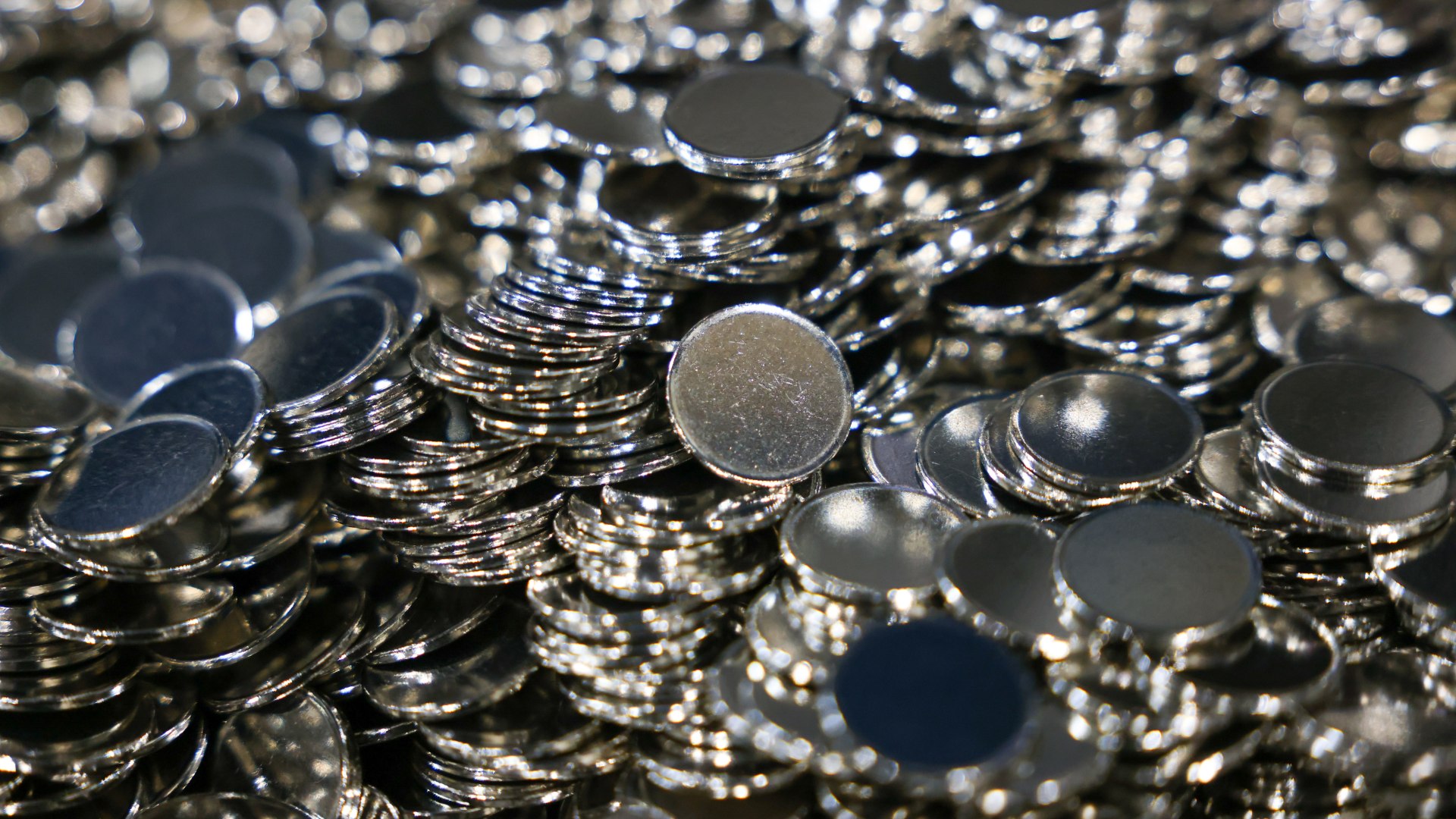 Ketidakpastian Ekonomi Kian Tinggi, Perak Lebih Berkilau dari Emas?