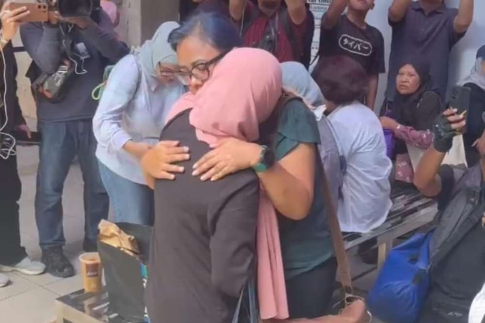 Isak Tangis Ibu Delpedro Pecah Dipelukan Bivitri, Saat Kunjungi Rutan Polda Metro