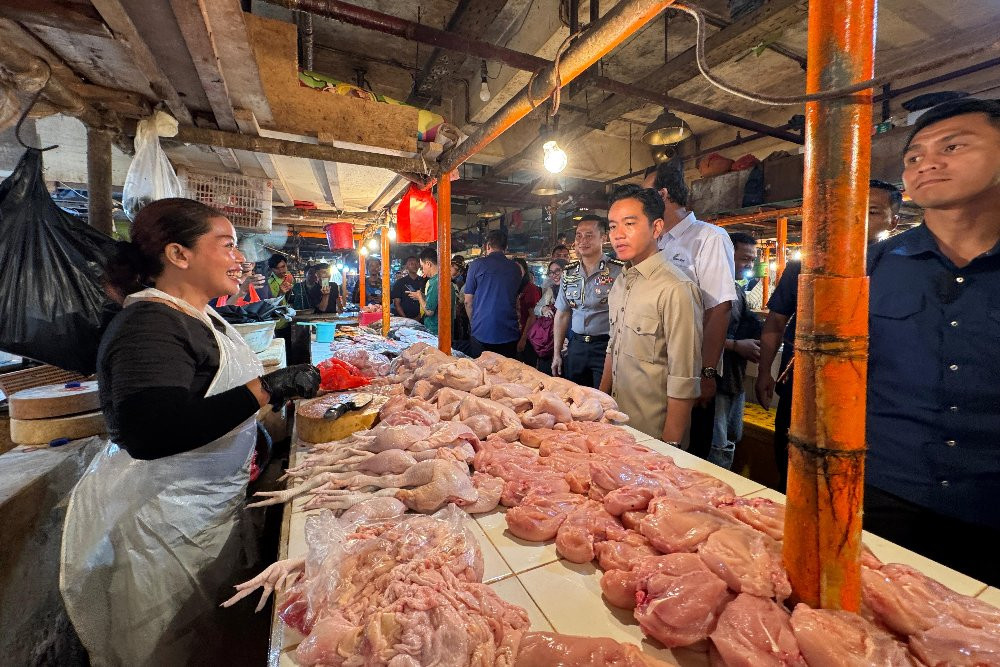 Gibran Blusukan ke Pasar Induk Senen, Pantau Harga Bahan Pokok