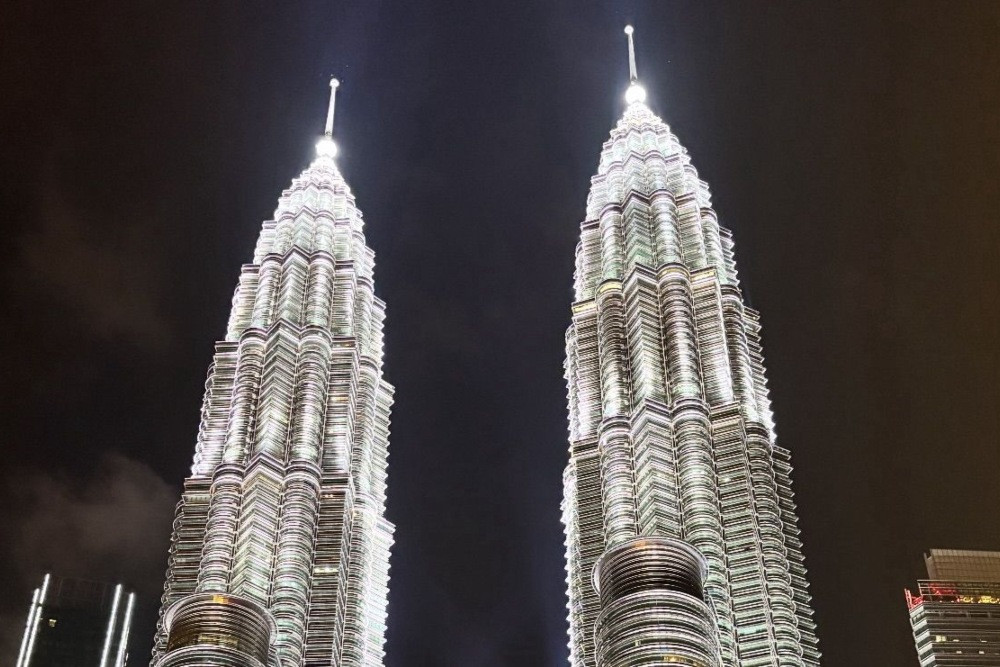 Malaysia Turunkan Harga BBM RON95 jadi Rp7.878/Liter, Ojol hingga ...