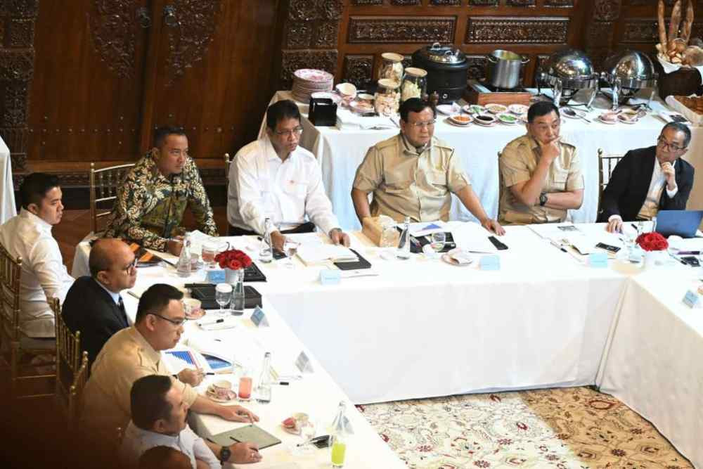 Momen Prabowo Diapit Menkeu Purbaya dan Menhan Sjafrie saat Rapat di Kertanegara
