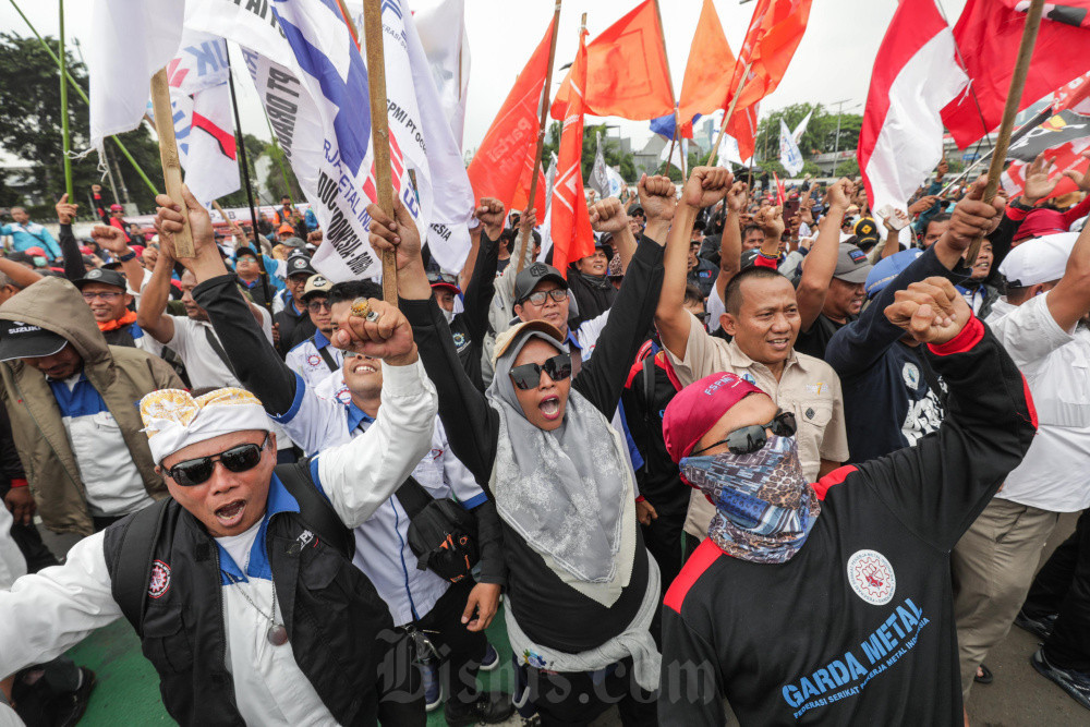 BPS: Pekerja Informal Masih Dominan, Proporsi Buruh & Pegawai Turun