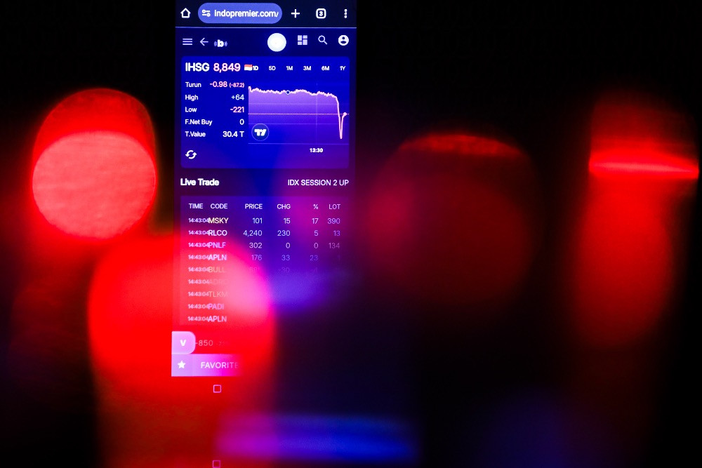 Beda Arah Pasar Saham vs Pasar Uang, IHSG Rekor 9.000 Kala Rupiah Terpuruk