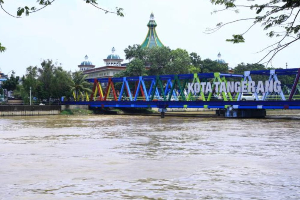 Sungai Cisadane Tercemar Limbah Pabrik, Pasokan Air Baku Tangerang ...