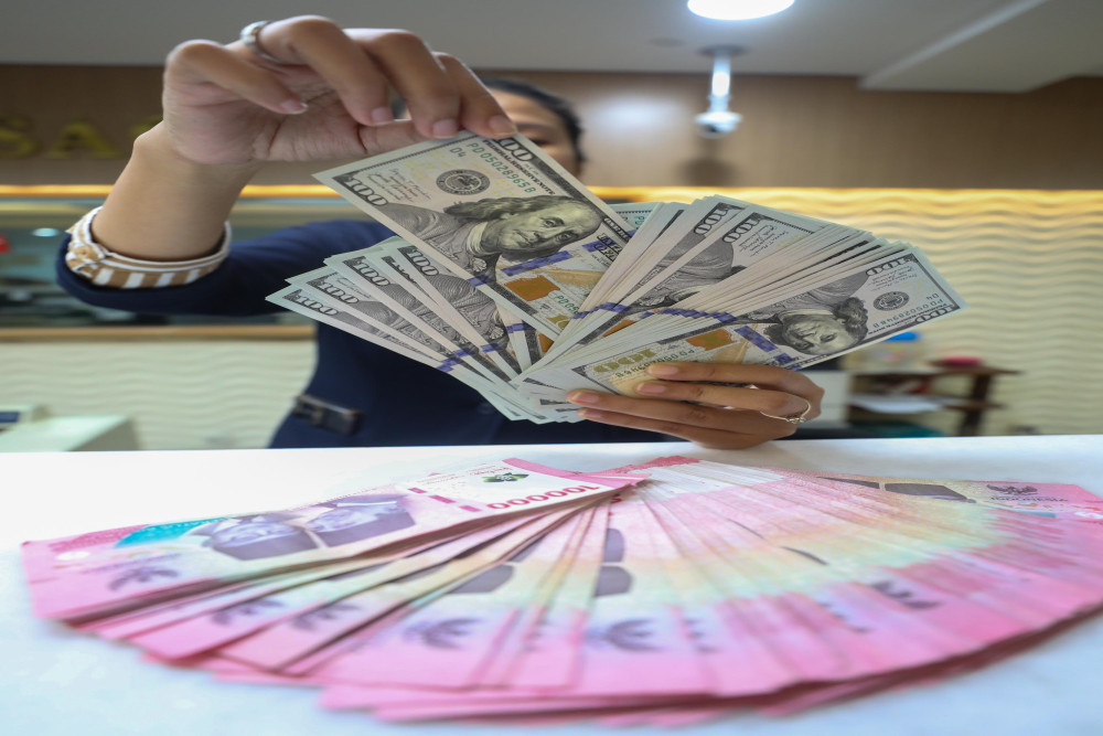 Ekonom Unair: Depresiasi Rupiah karena Free Floating Exchange Rate