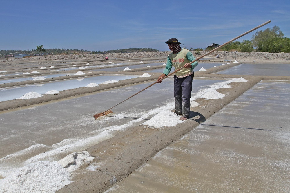 Cuaca Hujan Hambat Produksi Garam Rakyat Cirebon hingga Mei 2026