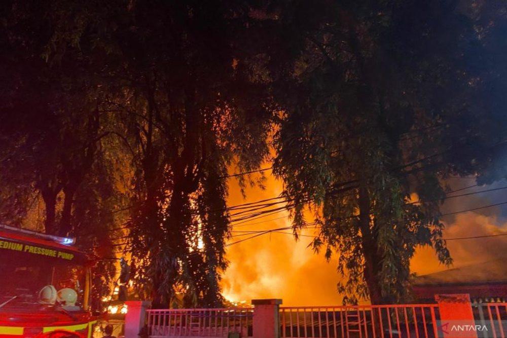 Kebakaran Lahap Toko Material di Kuningan Jakarta, 109 Personel Diterjunkan