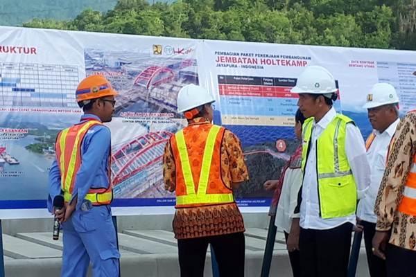 Presiden Jokowi Meninjau Proyek Jembatan Holtekamp Papua
