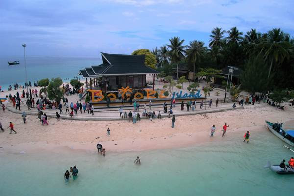 Wisata Pantai Pulau Bokori