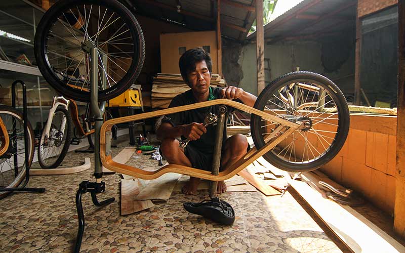 Sepeda Kayu Buatan Indonesia Dijual Dengan Harga Rp3,5juta hingga Rp12 juta