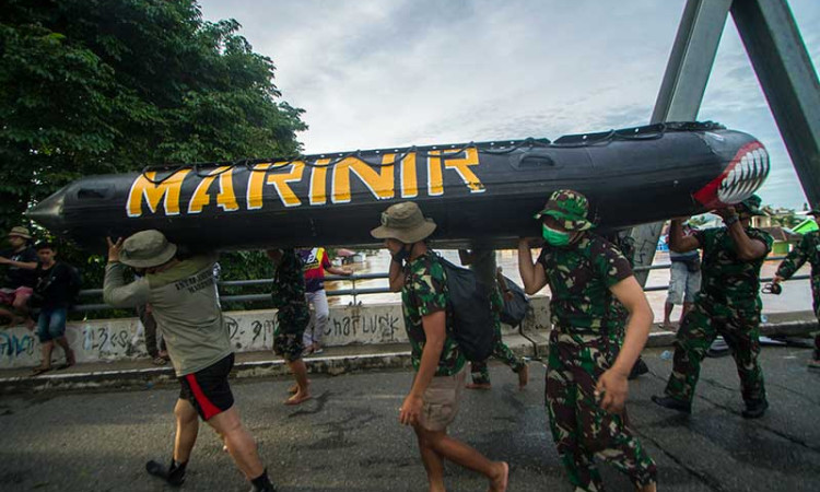 Korps Marinir Tni Al Terjun Membantu Evakuasi Korban Banjir Di