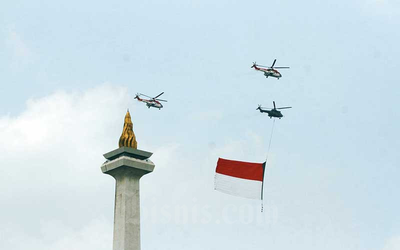 TNI AU Kibarkan Bendera Merah Putih Raksasa di Langit Jakarta