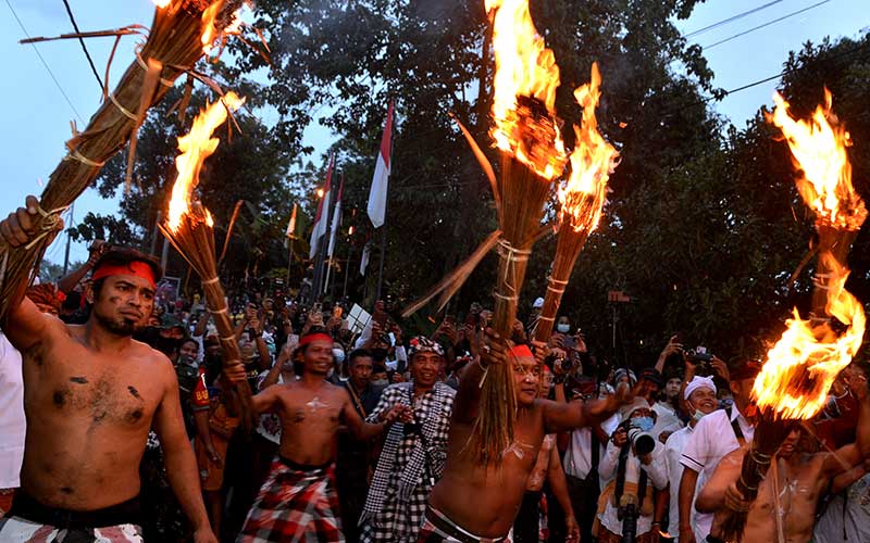 Sucikan Alam, Warga Bali Gelar Tradisi Perang Api - Bisnis.com