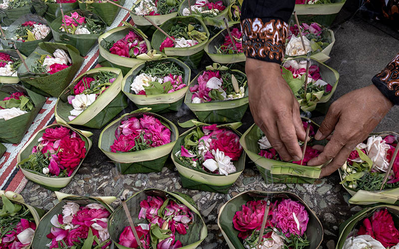 Seribu Sesaji dan Dupa di Candi Gedongsongo - Bisnis.com