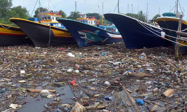 Sampah Plastik Penuhi Kawasan Pelabuhan Perikanan Lampulo di Aceh