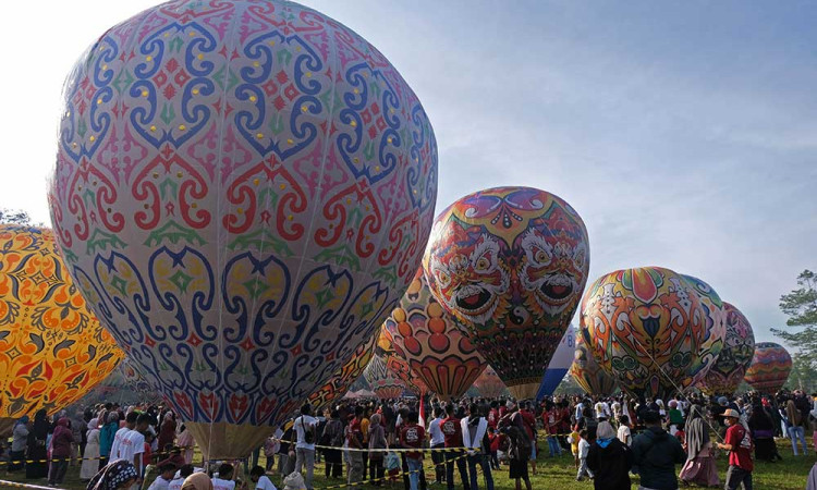 Atraksi Balon Udara Hiasi Langit Wonosobo Jawa Tengah