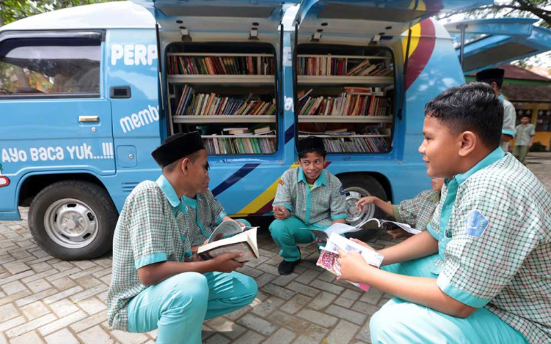 Peningkatan Literasi Pelajar Dengan Perpustakaan Keliling