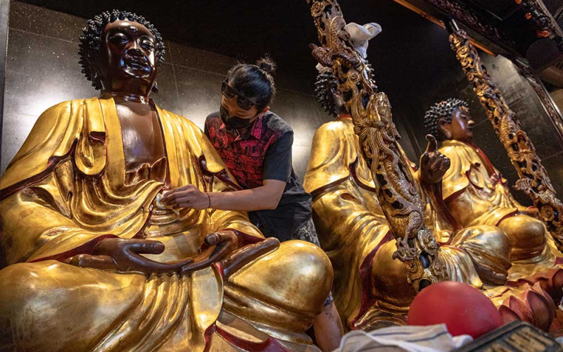 Jelang Imlek, Patung-Patung Dewa di Klenteng Tay Kak Sie Semarang Mulai Dibersihkan - Bisnis.com