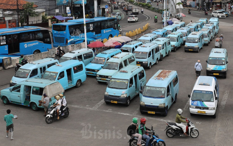 Target Angkot Terintegrasi JakLingko - Bisnis.com