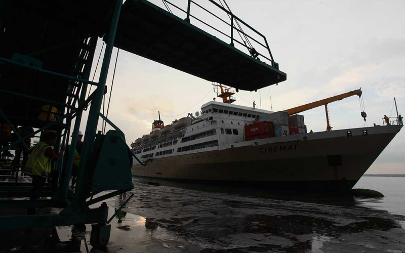 Pemudik Mulai Padati Pelabuhan Tanjung Perak Surabaya - Bisnis.com