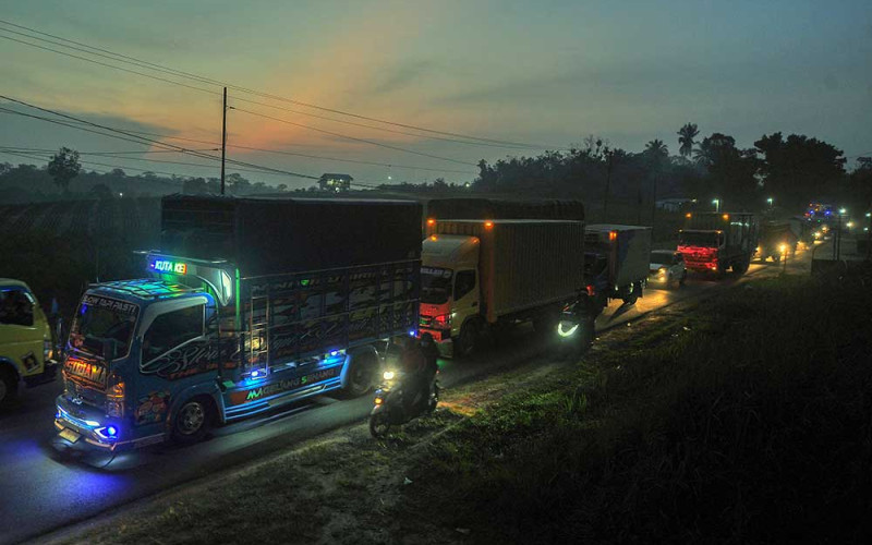 Arus Lalu Lintas di Jalan Lintas Sumatra Mulai Meningkat - Bisnis.com
