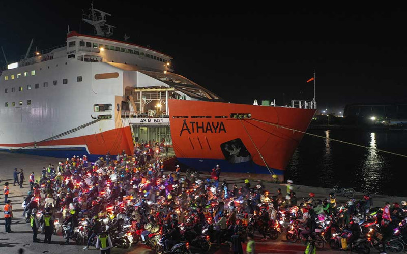 Suasana Puncak Arus Mudik Lebaran di Pelabuhan Merak dan Ciwandan