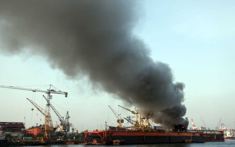 Kapal Kargo KM Anugerah Mandiri 8 Terbakar di Pelabuhan Tanjung Perak Surabaya
