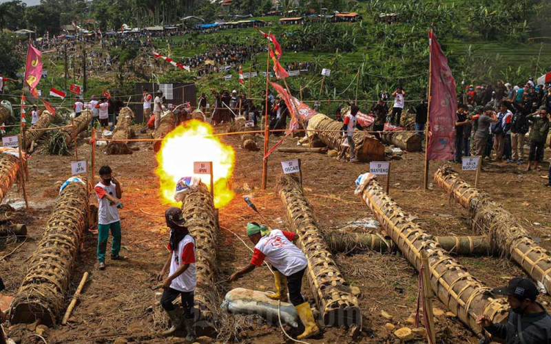 Kemeriahan Tradisi Perang Meriam Karbit Khas Wilayah Bogor - Bisnis.com