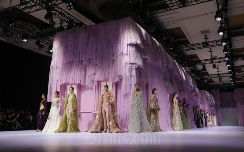 Peragaan Busana Koleksi Hian Tjen berjudul THE SEED - Bisnis.com