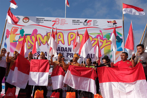 Pembagian Bendera Merah Putih di Bali - Bisnis.com Pembagian Bendera Merah Putih di Bali - Bisnis.com