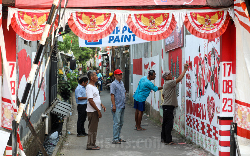 Sambut Kemerdekaan, Warga di Jakarta Membuat Mural di Jalanan