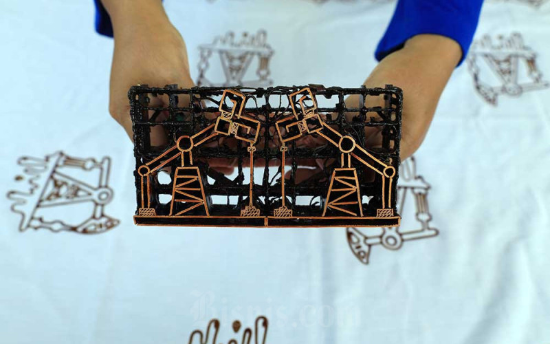 PHR dan Polbeng Membina Ibu-Ibu PKK Mandau Dalam Membuat Batik