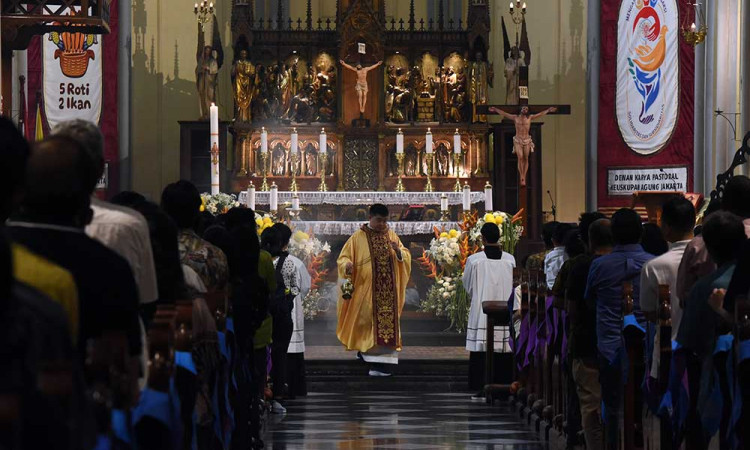 Ribuan Umat Katolik Ikuti Misa Paskah di Gereja Katedral Jakarta Ribuan Umat Katolik Ikuti Misa Paskah di Gereja Katedral Jakarta
