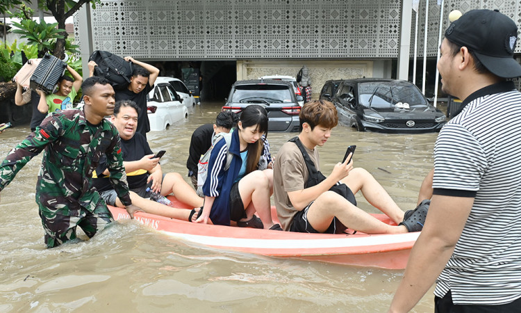 Evakuasi Wisatawan Terjebak Banjir di Bali