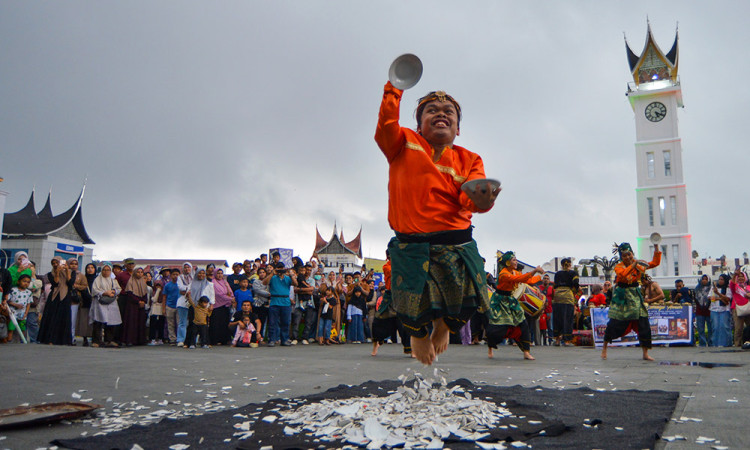 Pertunjukan Tari Piring dan Debus Api Jadi Daya Tarik Wisata di Jam ...
