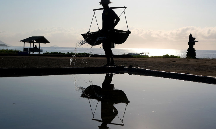 Produksi Garam Tradisional di Desa Kusamba Bali