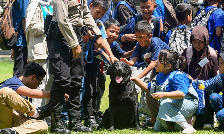 Anak Komunitas Jendela Jakarta Kunjungi Polisi Satwa untuk Kenalkan Profesi K-9