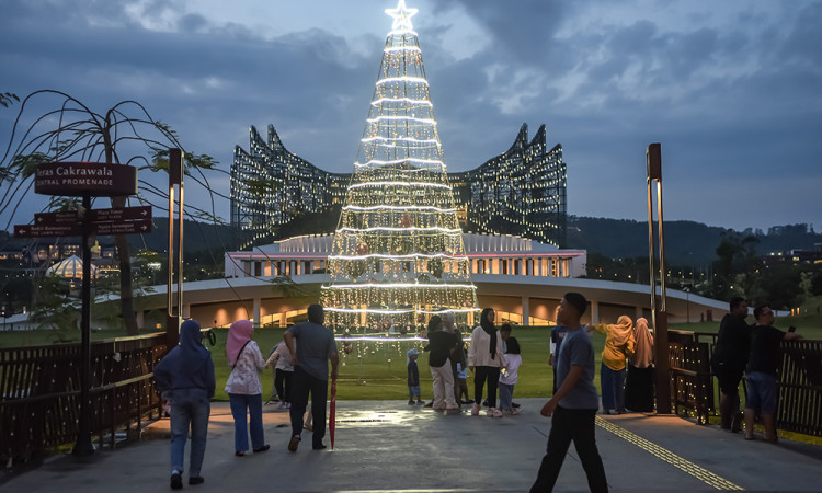 Pohon Natal Hiasi Kawasan IKN Tarik Minat Pengunjung
