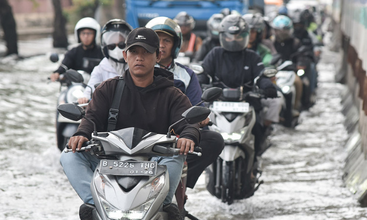 Banjir Rob Genangi Jalan R.E. Martadinata, Pengendara Tetap Melintas di ...