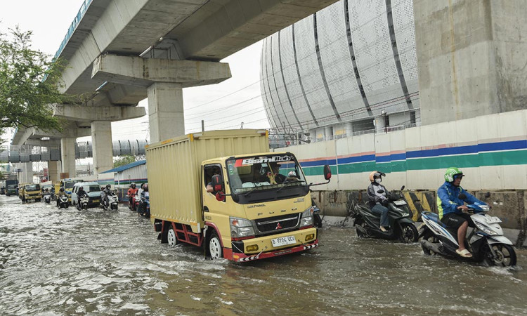 Banjir Rob Genangi Jalan R.E. Martadinata, Pengendara Tetap Melintas di ...