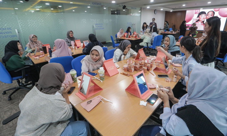 Karyawan Bisnis Indonesia Ikuti ESQA Make Up Class dalam Acara BIG ...