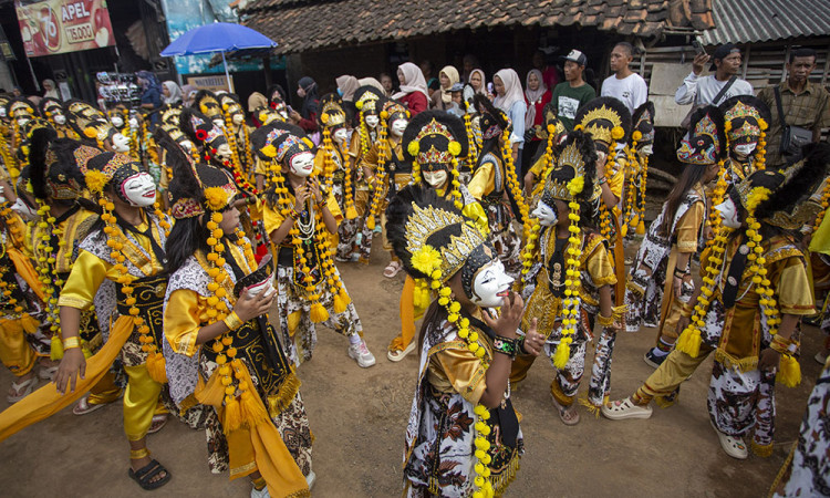 500 Penari Meriahkan Rampak Topeng Samba di Tradisi Mapagsri