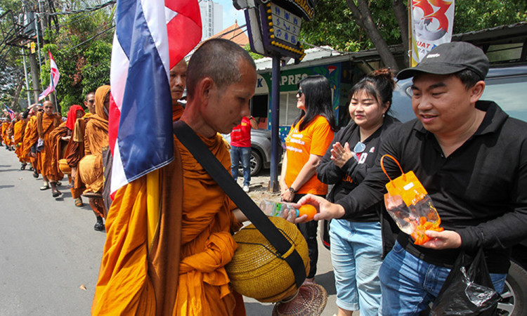 Perjalanan Bikkhu Indonesia Walk for Peace di Surabaya