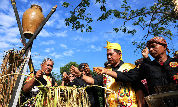 Ritual Adat di Rumah Betang dan Radakng Awali Pekan Gawai Dayak Kalbar ...