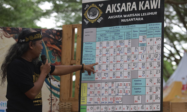 Pelatihan Menulis Aksara Kawi di Kediri