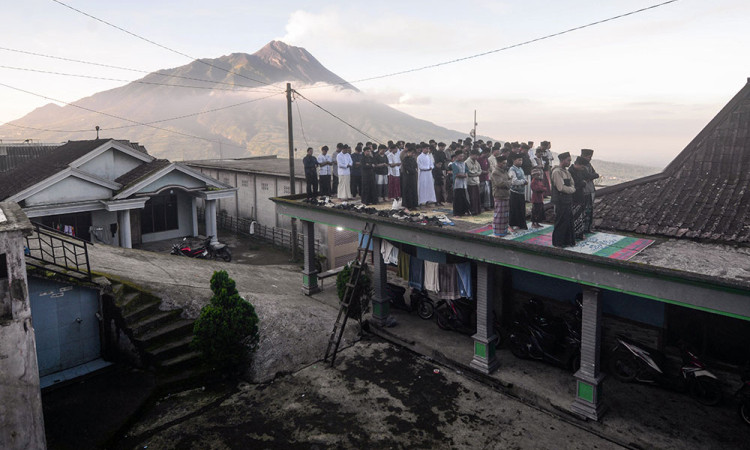 Salat Idul adha Digelar di Lereng Merbabu Berlatar Gunung Merapi