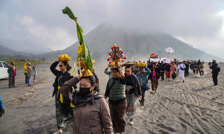 Masyarakat Tengger Gelar Ritual Melasti di Kawasan Bromo