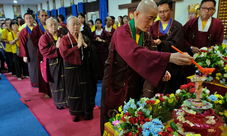 Ribuan Umat Buddha Ikuti Ritual Pemandian Rupang di Temanggung