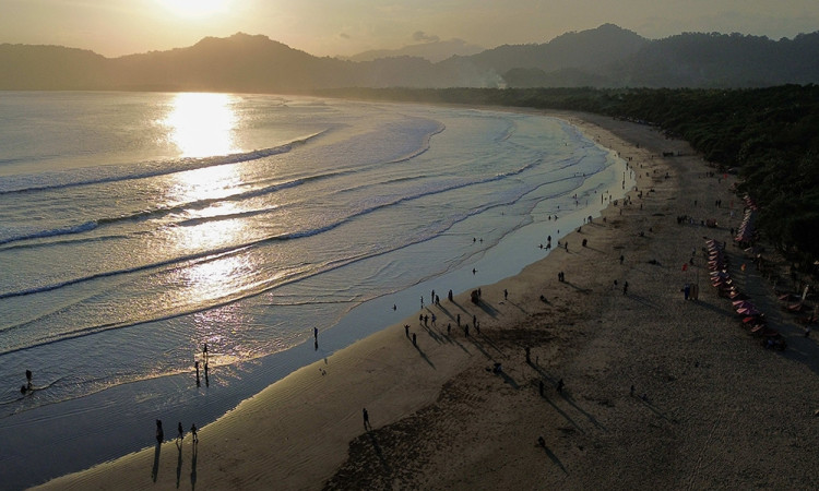 Pantai Pulau Merah Tetap Jadi Magnet Wisata Banyuwangi, Dikunjungi ...