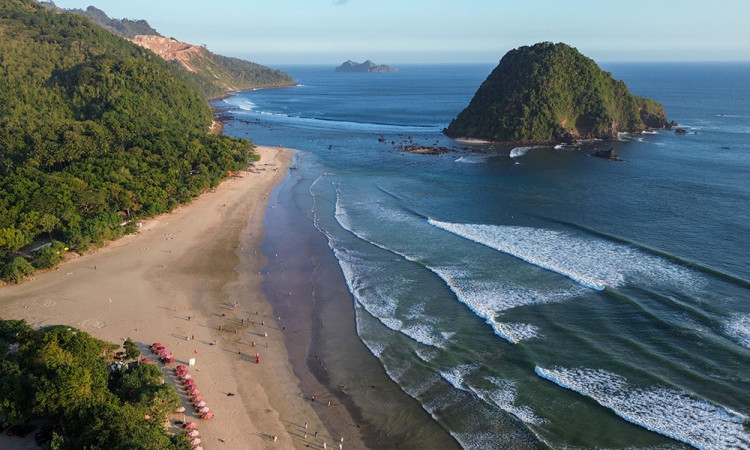 Pantai Pulau Merah Tetap Jadi Magnet Wisata Banyuwangi, Dikunjungi ...